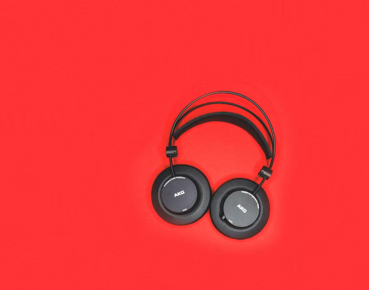 When Did The First Headphones Come Out? (Explored) – audiolgy.com