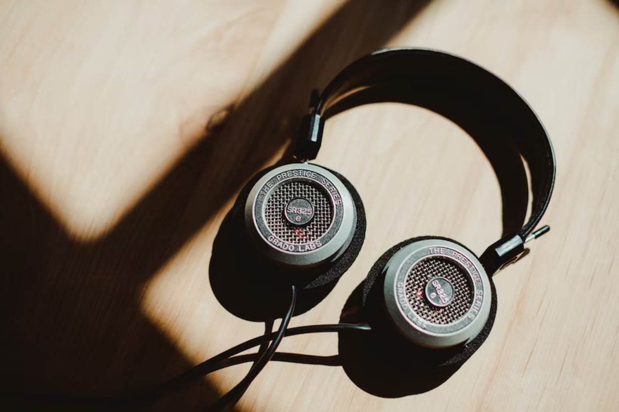 Were There Headphones In The 90s? (History Of Evolution) – audiolgy.com