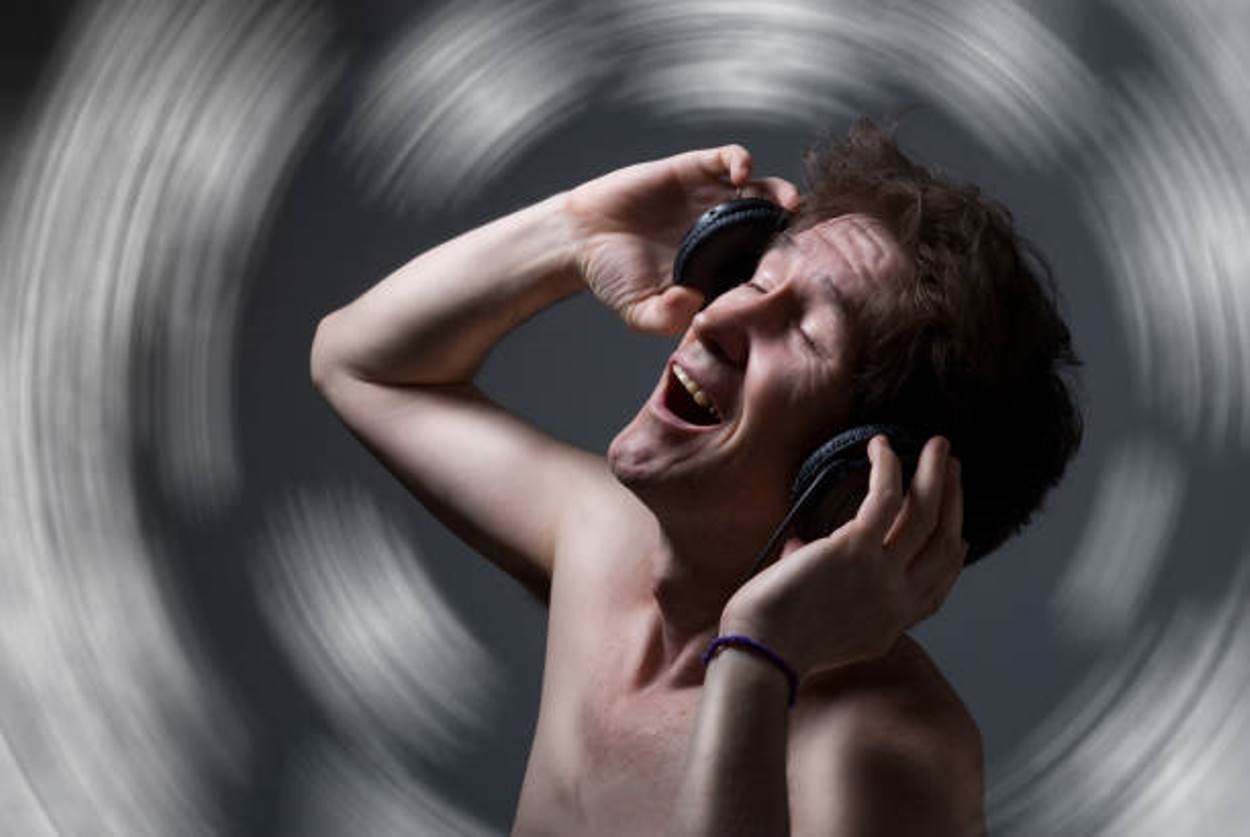 Why Do My Headphones Sound Like They Are Underwater? – audiolgy.com