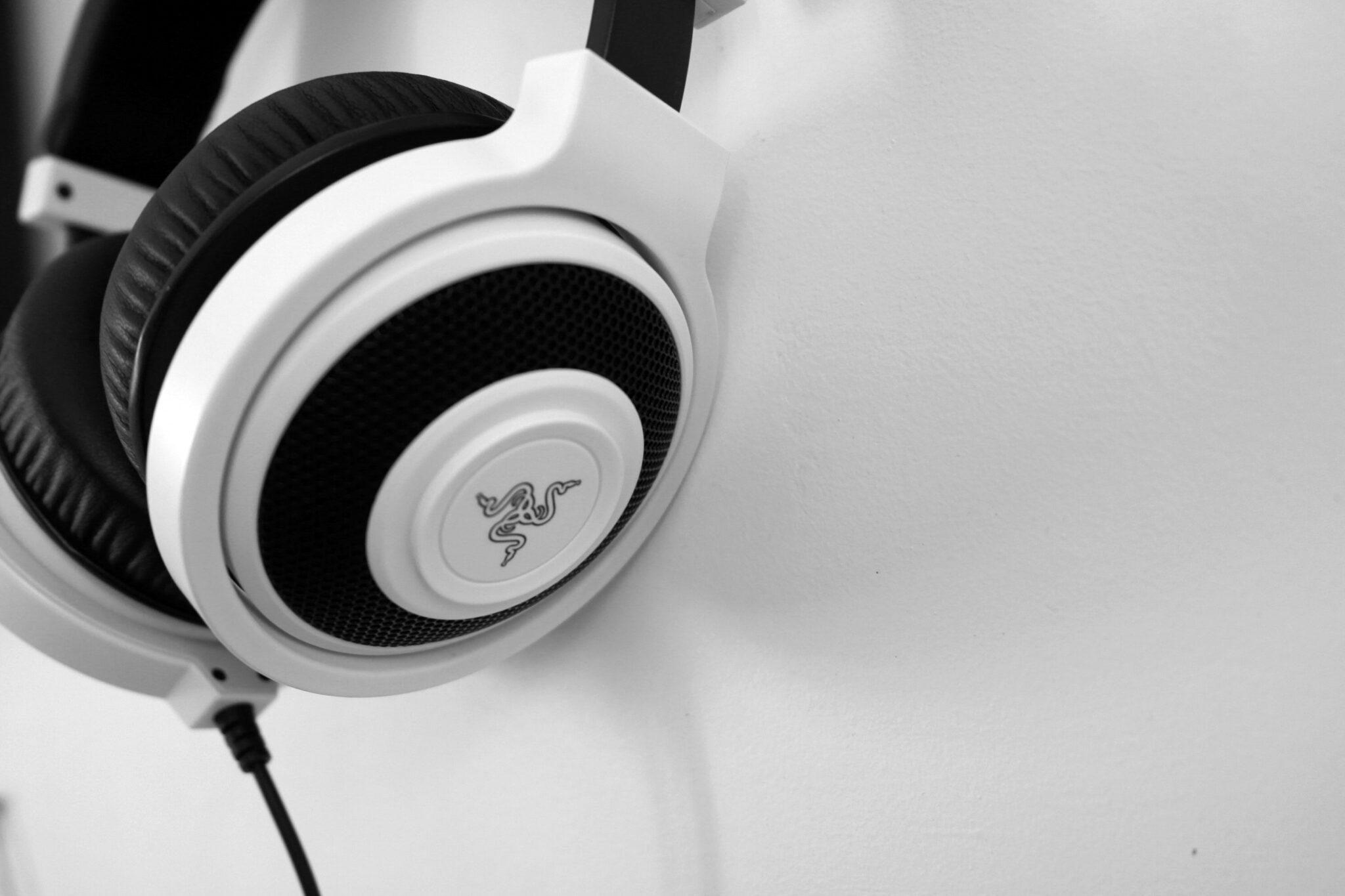 Which Way Are You Supposed to Wear Headphones? (Find out) – audiolgy.com