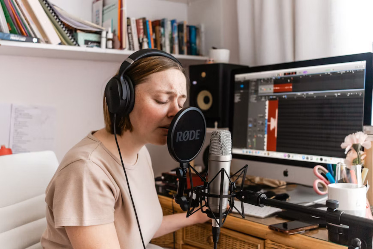 Is the mic on the left or right of the headset? (Explained) – audiolgy.com